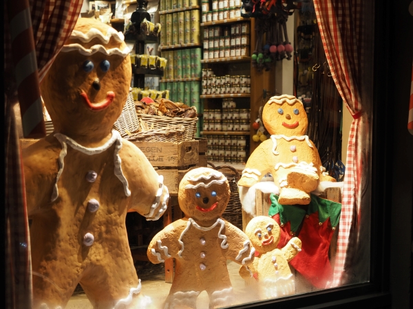 How Large-Scale Models Can Enhance Your Brand Identity at Christmas